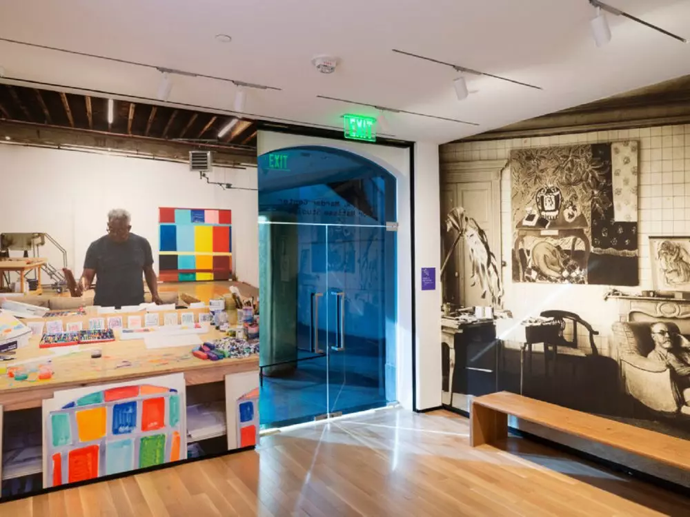 habitación con varias pinturas coloridas de Matisse colgadas das paredes