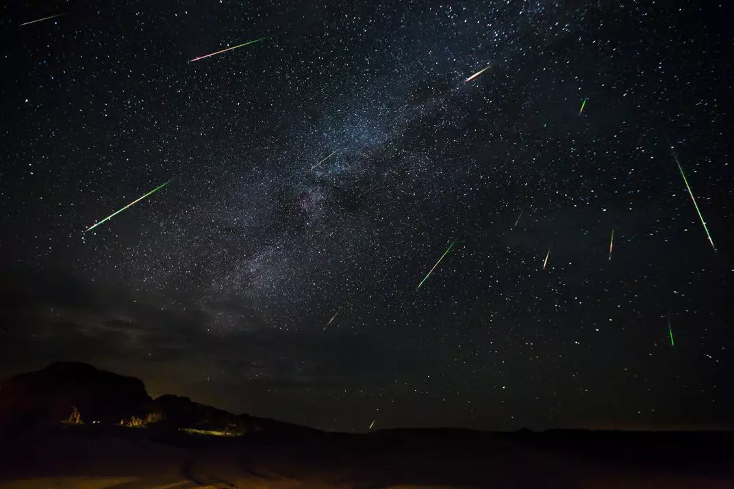 Een foto van de nachtelijke hemel toont de zichtbare Melkweg en veel meteoren