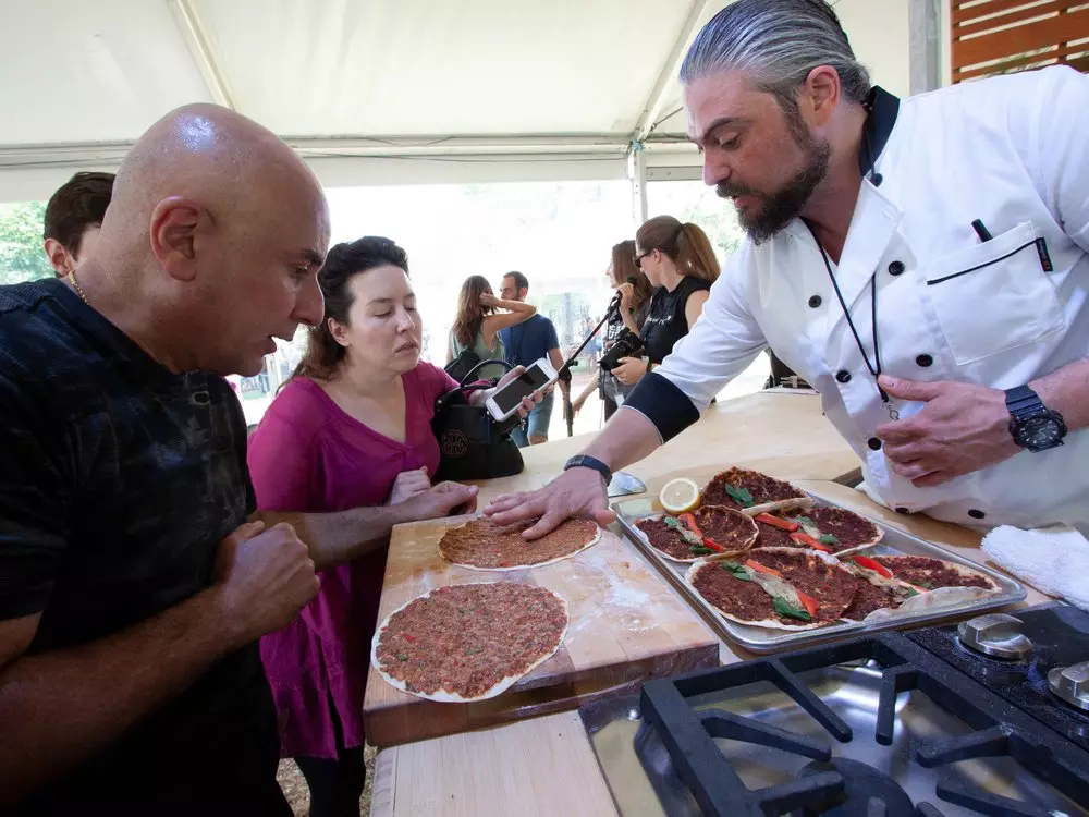 Anto Kilislian akukonzekera lahmajoun pa 2018 Smithsonian Folklife Festival. (Chithunzi chojambulidwa ndi Sonya Pencheva, Ralph Rinzler Folklife Archives)