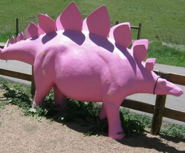 Turli rangdagi Stegosaurus