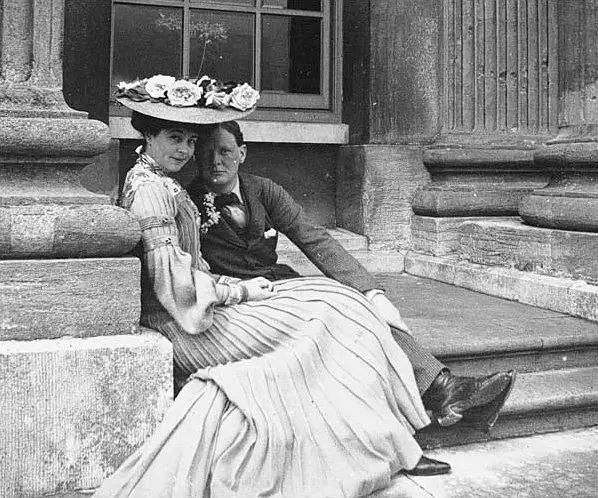 Consuelo Vanderbilt et Winston Churchill au palais de Blenheim, 1902