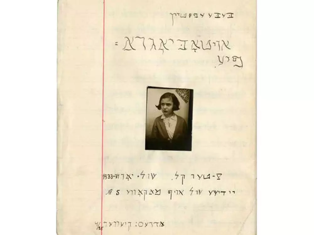 贝巴·爱泼斯坦在 1933-34 学年写的自传封面，附有她的照片。 （图片来源：YIVO 犹太研究所。立陶宛的 Martynas Mažvydas 国家图书馆是 Beba Epstein 自传的保管人，该自传在他们的同意下被数字化，作为 Edward Blank YIVO Vilna 在线收藏项目的一部分）