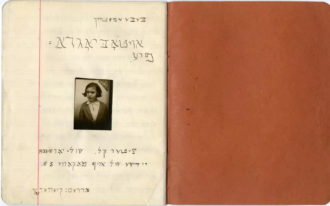 brunt papir midtsydd selvbiografi av Beba Epstein med et svart-hvitt bilde i midten av et barn med hakelangt hår