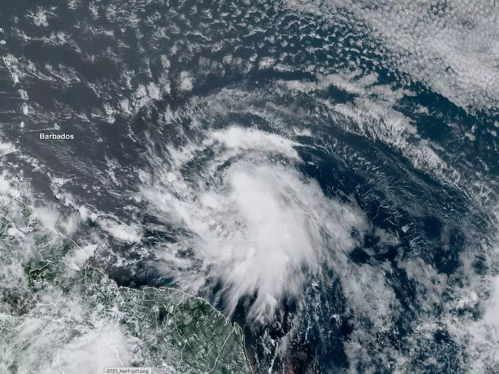 Hurricane Elsa sa wala pa gipaubos sa usa ka tropikal nga bagyo duol sa Barbados