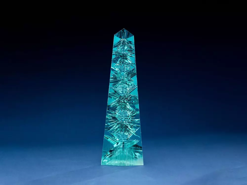 Dom Pedro aquamarine သည် 1980 ခုနှစ်နှောင်းပိုင်းတွင်တူးဖော်ခဲ့သောပေါင် 100 အလေးချိန်ရှိသောပုံဆောင်ခဲတစ်ခုမှဖြတ်တောက်ခဲ့သည်။ အလေးချိန် 4.6 ပေါင်ဝန်းကျင်ရှိပြီး ၎င်းသည် ကမ္ဘာ့အကြီးဆုံး ရေနေကျောက်မျက်ရတနာများထဲမှ တစ်ခုဖြစ်သည်။ (Donald E. Hurlbert၊ Smithsonian)