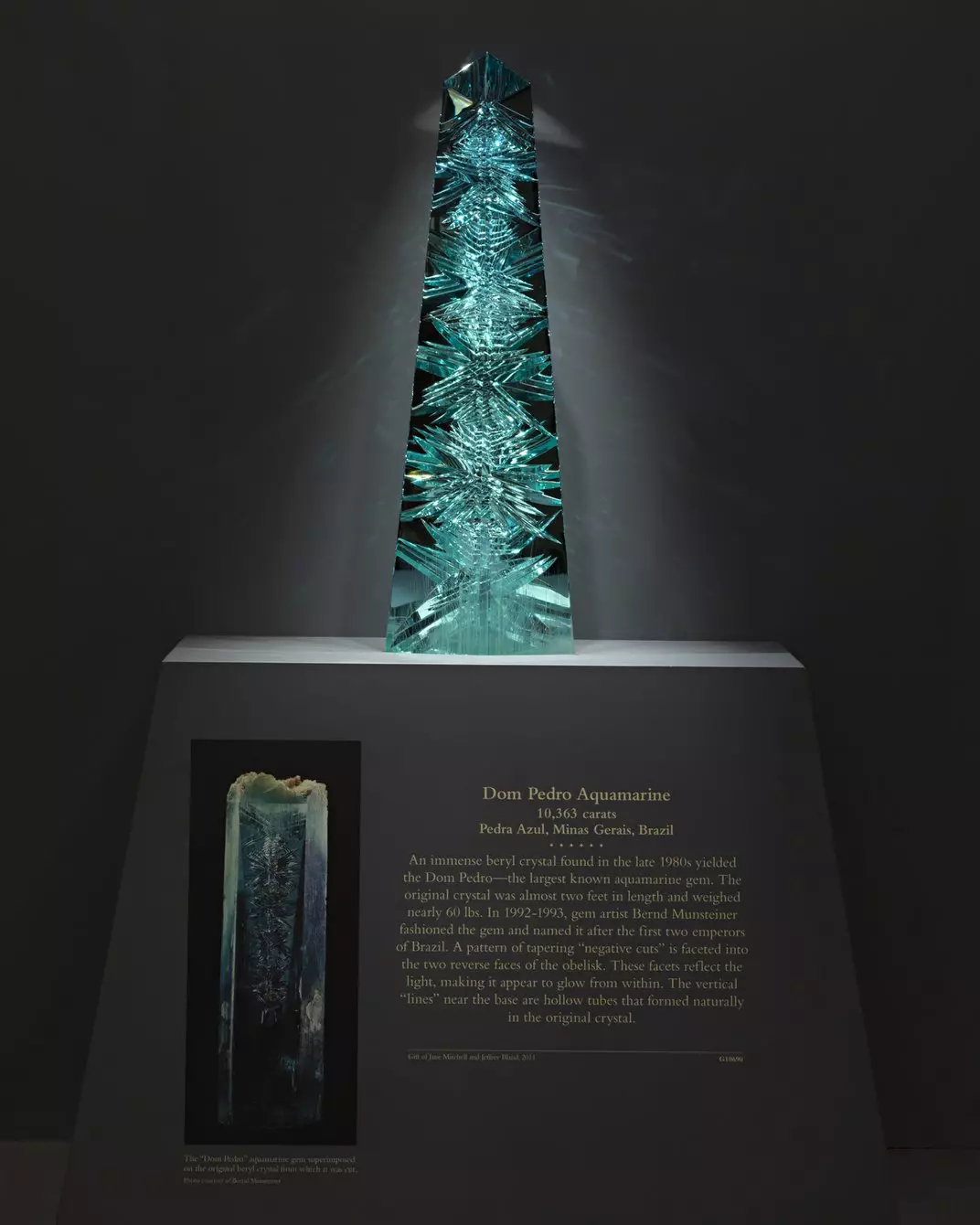 Taispeántas sa Mhúsaem aquamarine obelisk-chruthach.