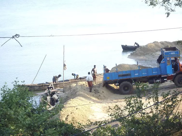 Zandwinning aan de westkant van de Mabukala-brug in Karnataka, India