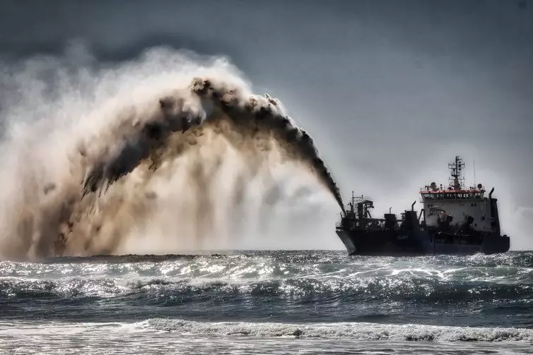 Kapal keruk memompa pasir