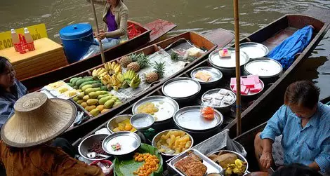 Bangkokyň ýüzýän bazary