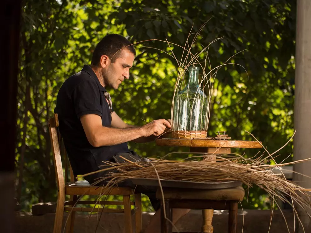 O mestre tecelão de cestas Arthur Petrosyan se senta e trabalha em um projeto. (Foto de Narek Harutyunyan, My Armenia Program)