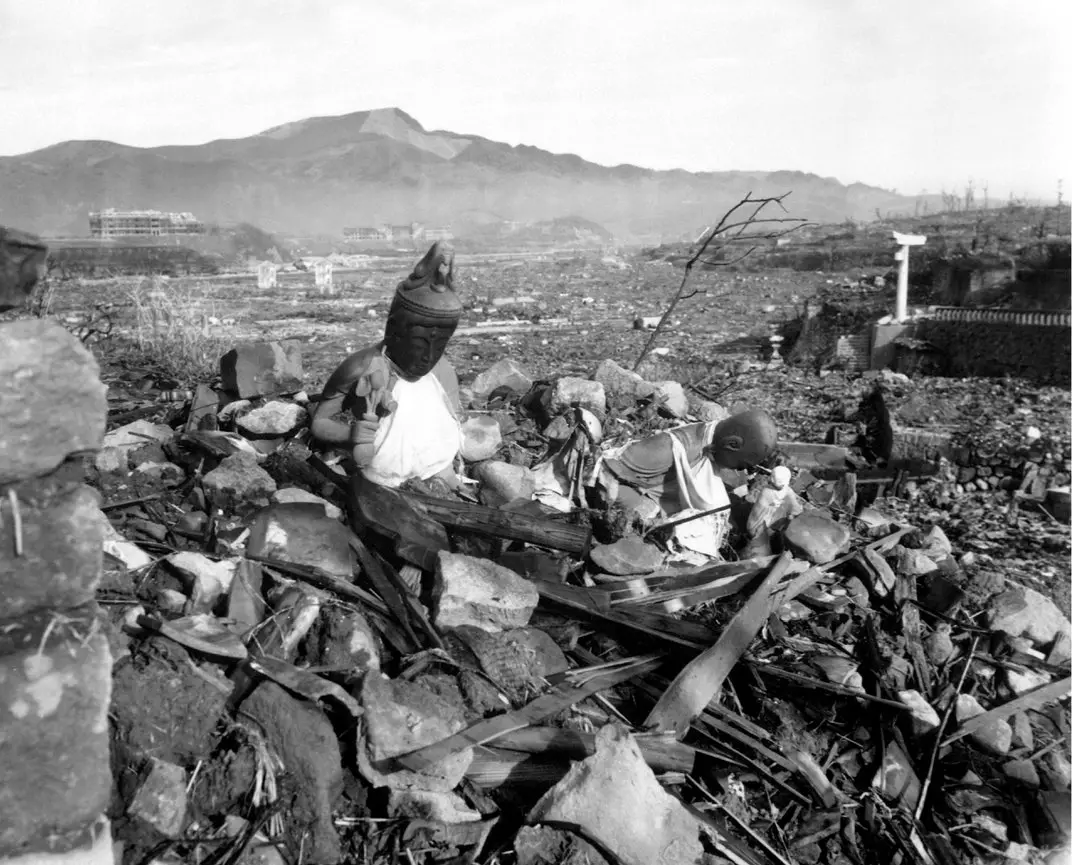 Die ruïnes van 'n tempel in Nagasaki na die atoombomaanval