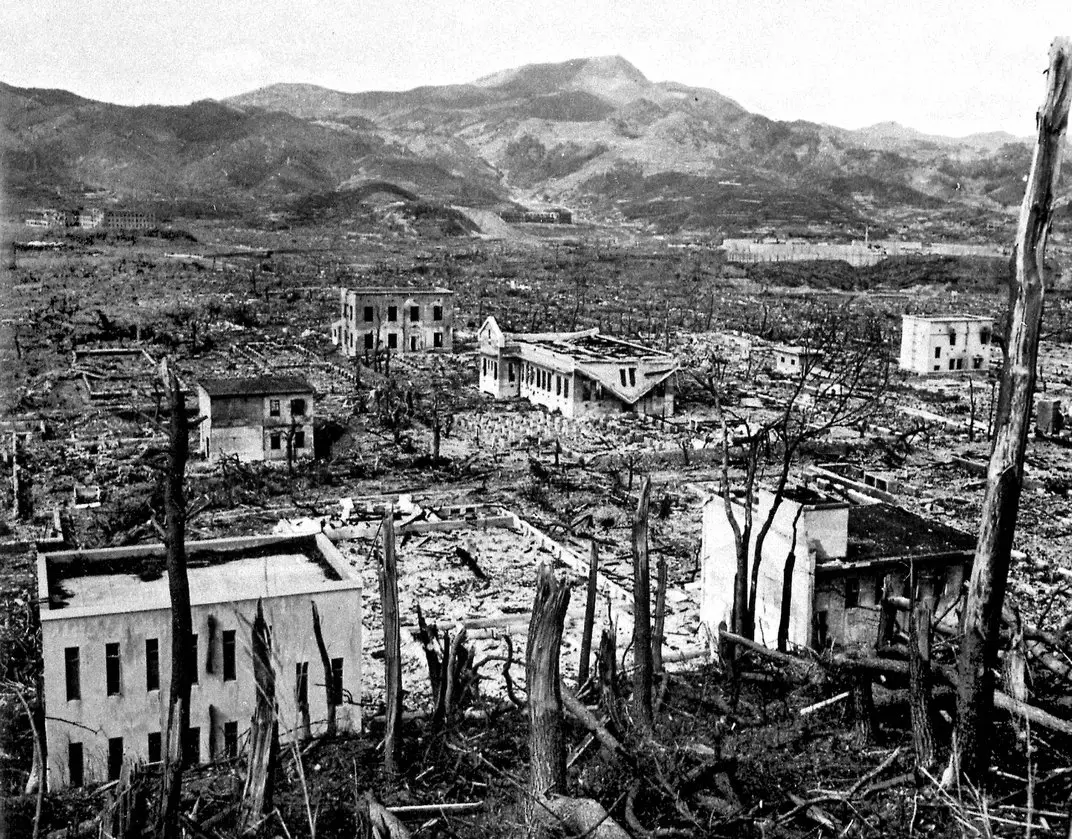 Nagasaki, soos gesien in die nasleep van die bomaanval op 9 Augustus