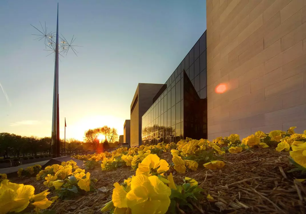 Museum Udara lan Angkasa Nasional Smithsonian dumunung ing Sixth and Independence Avenue, SW ing Washington, D.C.