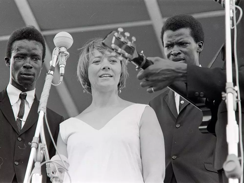 Barbara Dane mal-Chambers Brothers fl-1965 Newport Folk Festival. (Ritratt minn Diana Davies, Ralph Rinzler Folklife Archives)