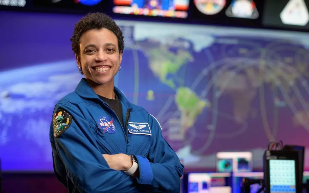 NASAの宇宙飛行士ジェシカワトキンスが国際宇宙ステーションの乗組員に加わった最初の黒人女性になります