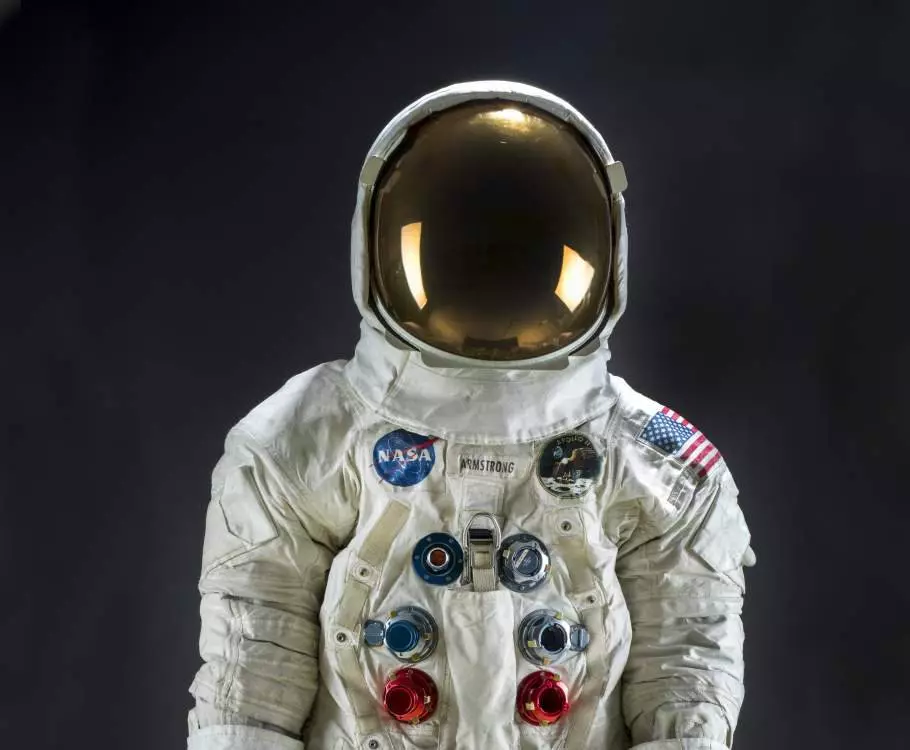 Neil Armstrong's Pada Spacesuit Fi Pada si Ifihan ni Smithsonian's National Air and Space Museum
