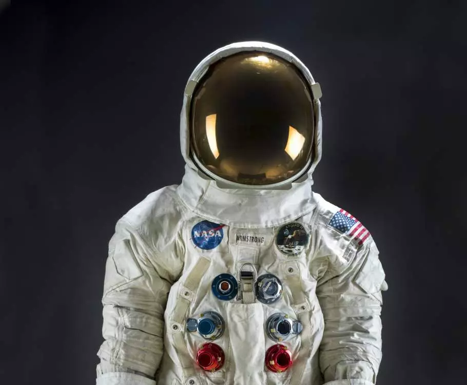 Ang Gipahiuli nga Spacesuit ni Neil Armstrong Gibalik nga Gipakita sa Smithsonian's National Air and Space Museum