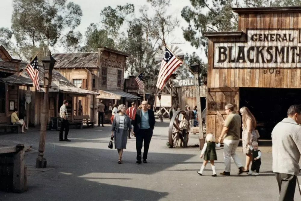 Old West, nga nakita pinaagi sa 1967 Orange County nga mga mata