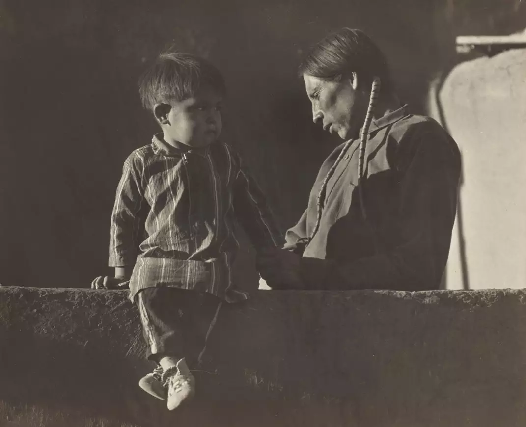 Marjorie Content, Adam Trujillo and His Son Pat, Taos, Verão de 1933, impressão em gelatina de prata