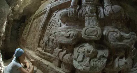 Archaeologist pom qhov loj, zoo nkauj Mayan Frieze tiav lawm hauv Guatemala