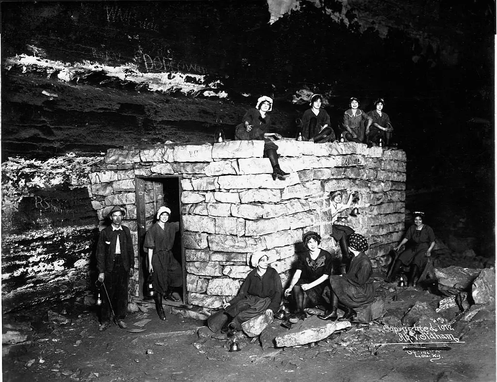 Kung ang mga Pasyente sa Tuberculosis Gi-quarantine Sulod sa Mammoth Cave sa Kentucky