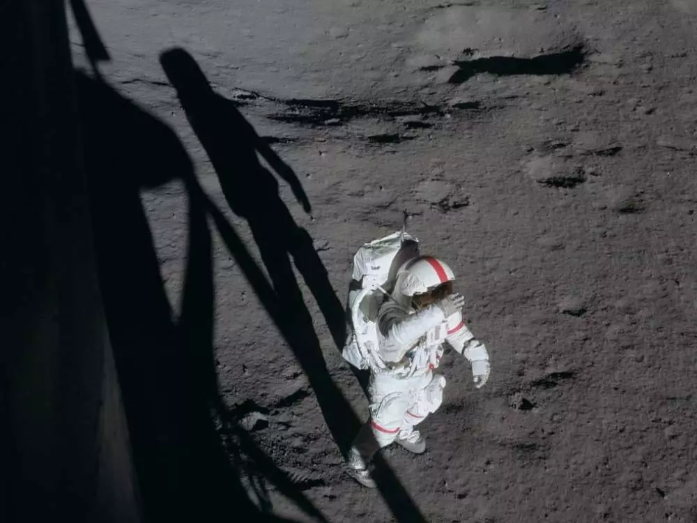 Alan Shepard op die maanoppervlak van die maan tydens Apollo 14-sending. Gefotografeer deur Edgar D. Mitchell steeds binne Antares. (NASA)
