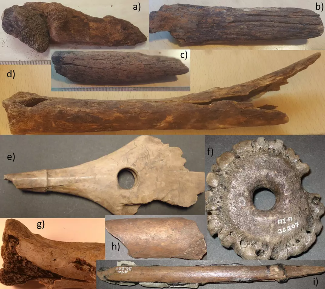 Knochen und Artefakte, die in Mooren gefunden wurden