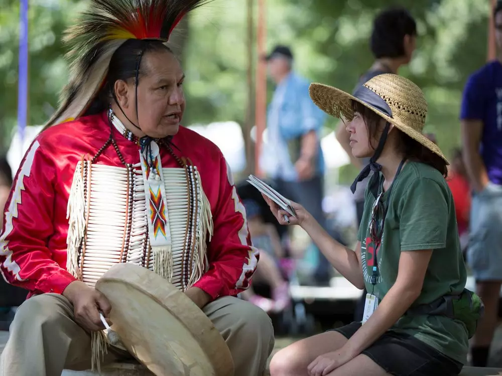 Elisa Hough îl intervievează pe Dennis Zotigh (Kiowa/San Juan Pueblo/Santee Dakota), un specialist cultural la Muzeul Național al Indienului American. (Daniel Martinez, Centrul pentru viața populară și patrimoniul cultural, Arhivele de viață populară Ralph Rinzler.)