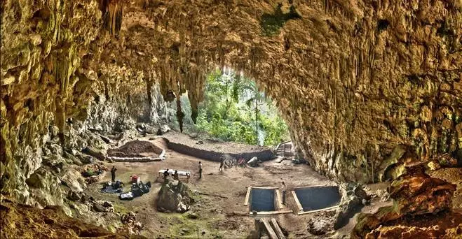Rendering prehistorycznej jaskini z wczesnymi ludźmi.