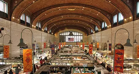 Qhov Chaw Pej Xeem Zoo Li Cas Cleveland's West Side Market txhais tau tias rau cov nroog