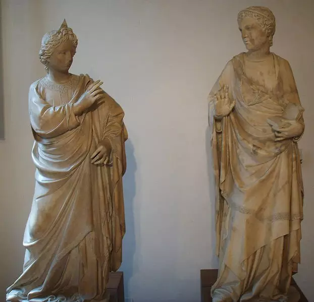 Statuia din dreapta și-a pierdut rozul delicat extins la începutul acestei săptămâni.