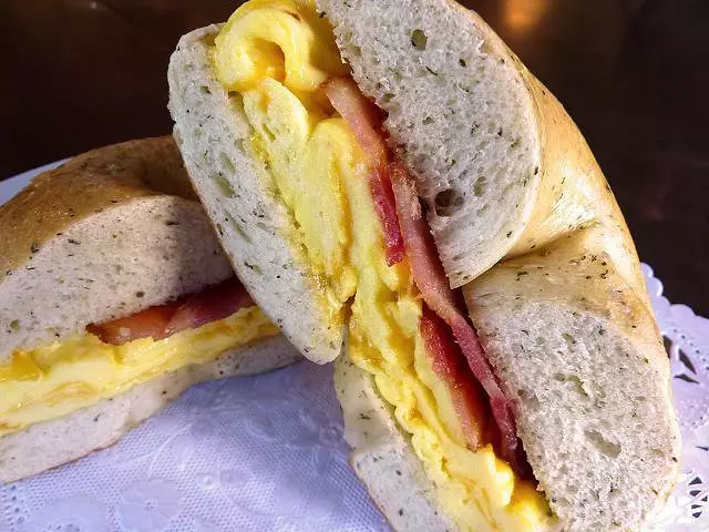 ovo de bacon e queijo