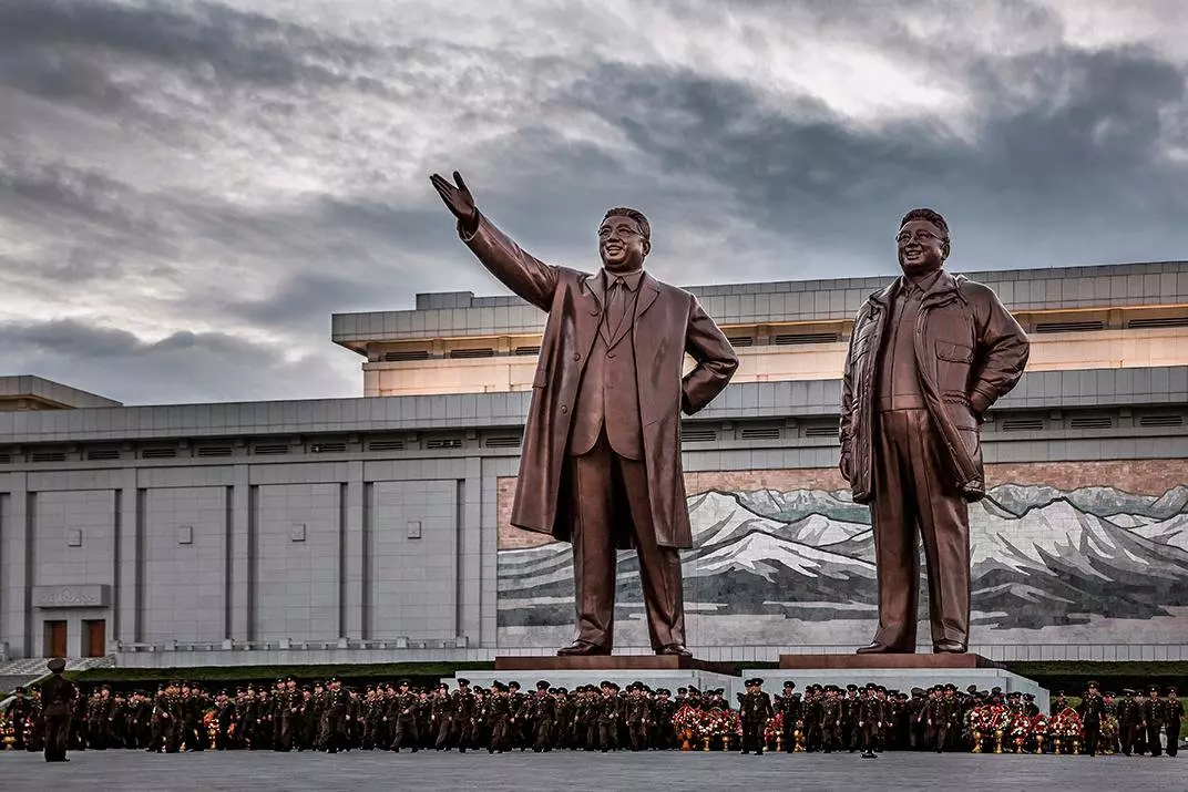 Golygfa Pyongyang: Golwg Unigryw ar Genedl Fwyaf Cyfrinachol y Byd