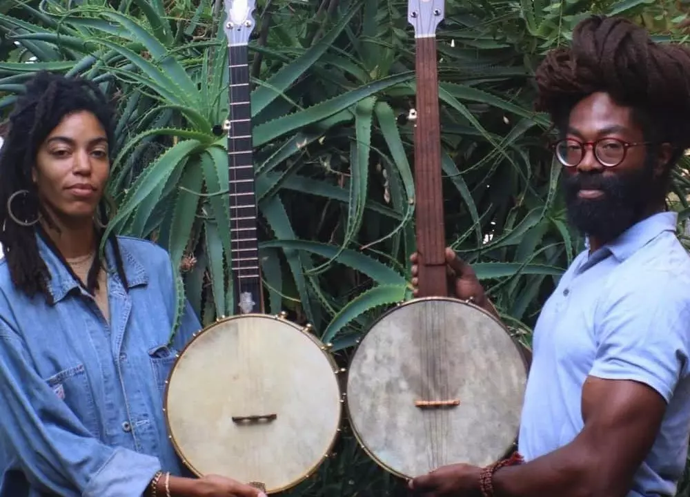 Hannah Mayree und Carlton „Seemore Love“ Dorsey, Gründer des Black Banjo Reclamation Project, mit Banjos von Brooks Masten von Brooks Banjos in Portland, Oregon. (Foto von Avé-Ameenah Long)