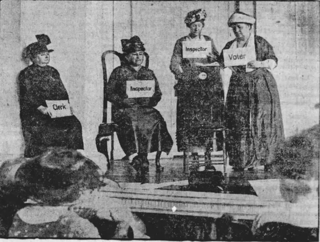 As mulleres de Boston organizaron unha simulación de teatro demostrando como votar