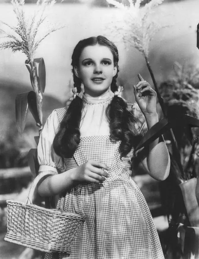 Judy Garland ၏ နှစ်ရှည်လများ ပျောက်ဆုံးနေသော 'Wizard of Oz' ၀တ်စုံကို ဆယ်စုနှစ်များစွာကြာပြီးနောက် ပြန်လည်ရှာဖွေတွေ့ရှိခဲ့သည်။ 24714_3