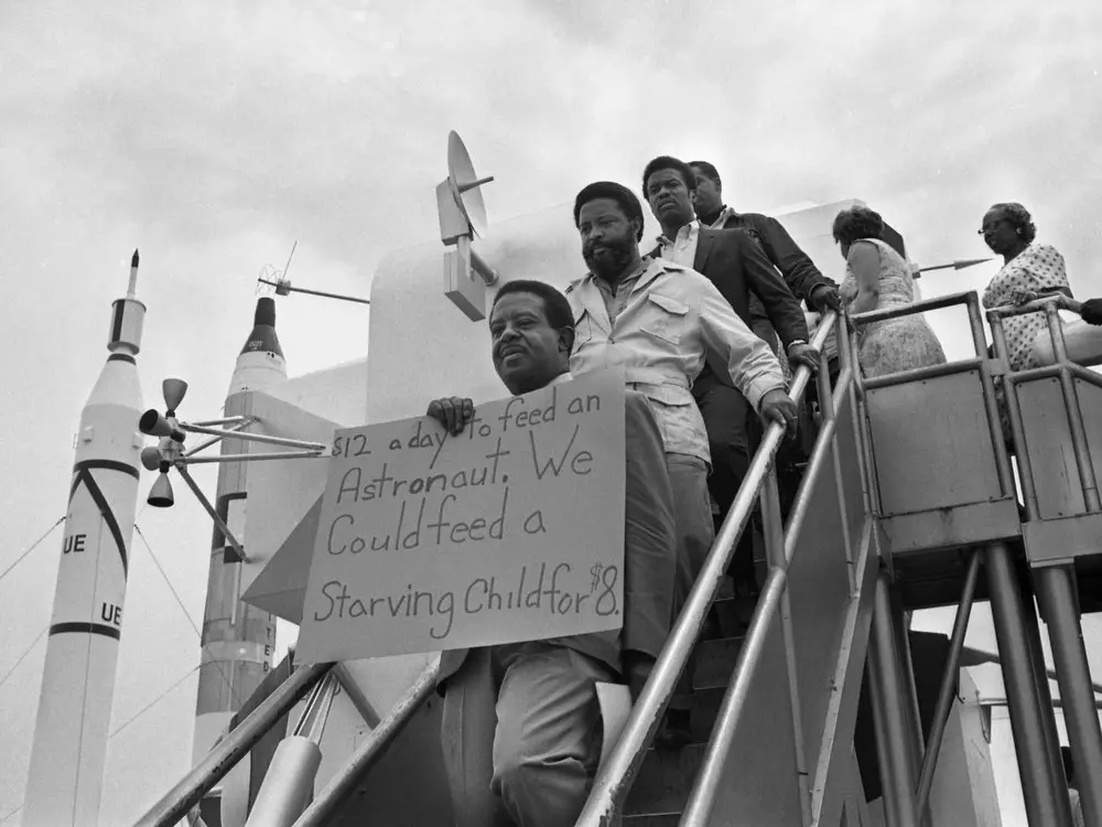 Ралф Абернати протестира против мисијата Аполо 11