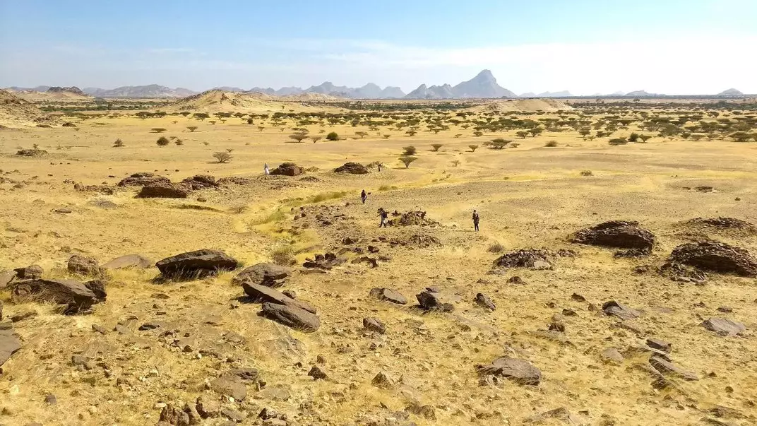 Landskapsutsikt over spredte qubbas rundt Jebel Maman