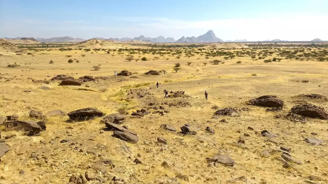 Pamandangan bentang tina scatters of qubbas sabudeureun Jebel Maman