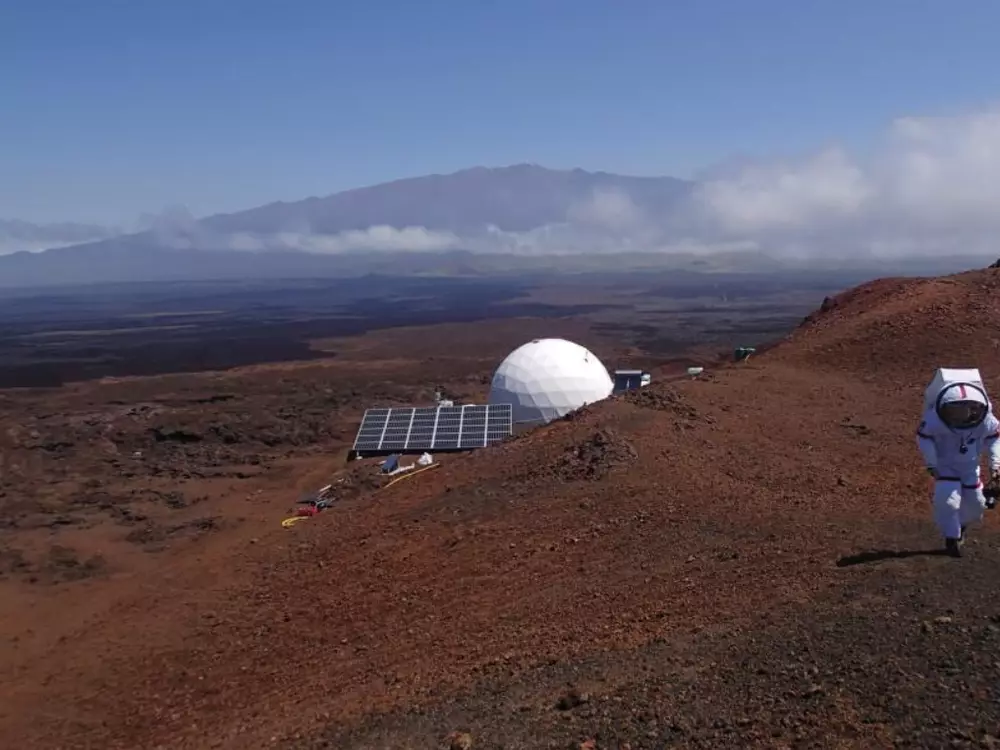 La tripulación de la simulación de Marte de un año de la NASA finalmente emerge de la cúpula