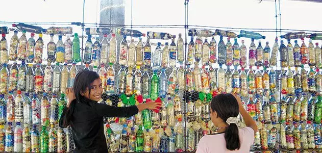 Cómo convertir 8000 botellas de plástico en un edificio