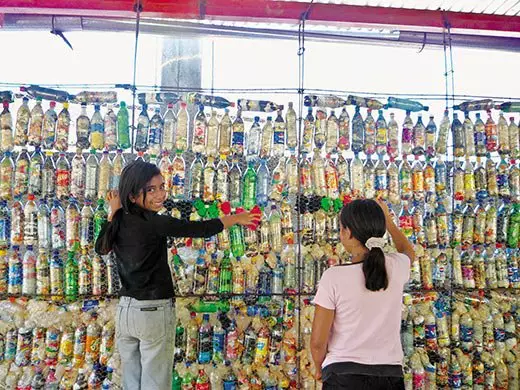 Como converter 8.000 botellas de plástico nun edificio 24794_2