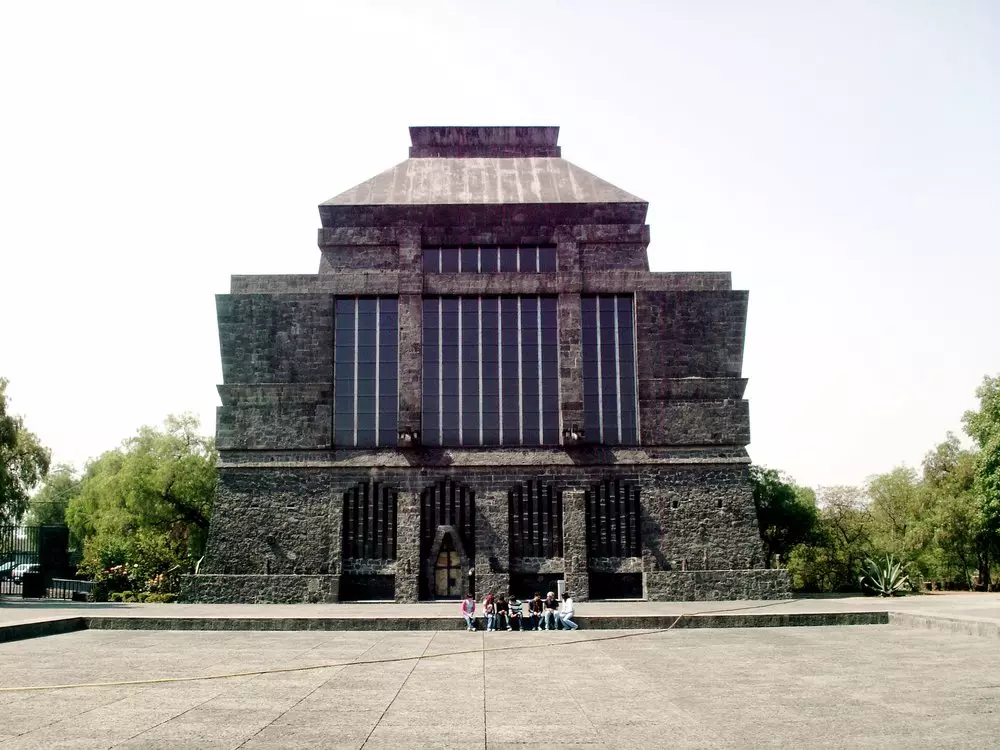 Isang view ng harap ng Anahuacalli Museum, tulad ng hitsura nito noong 2006