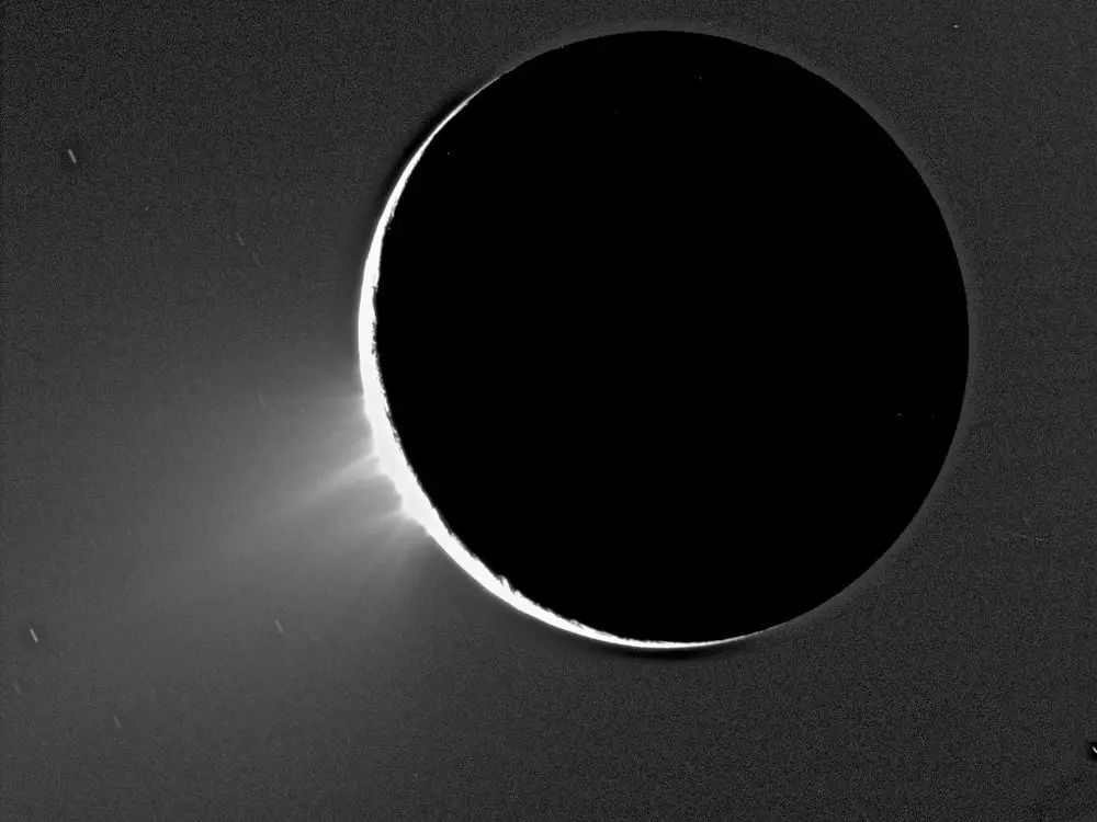 NASA kosmoseaparaadi Cassini poolt tehtud foto Saturni kuust Enceladust väljuvatest veejääsambadest