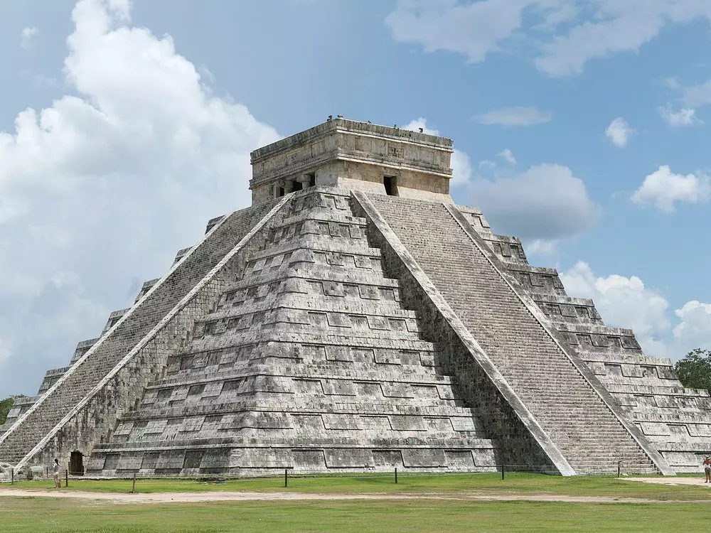 Feiert de Mayan New Joer mat engem Maya Astronomie Webinar op Spuenesch a méi am Februar senger Opstellung vu virtuelle Programmer vum Smithsonian National Museum of Natural History. (