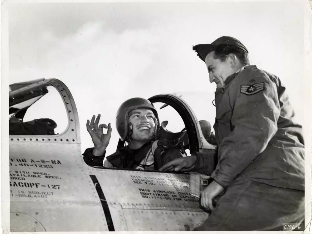 Si Lt. Ward Hitt, Jr., na nakaupo sa sabungan ng kanyang North American F-86A Saber fighter, ay nagbigay sa kanyang crew chief ng OK hand sign, South Korea.