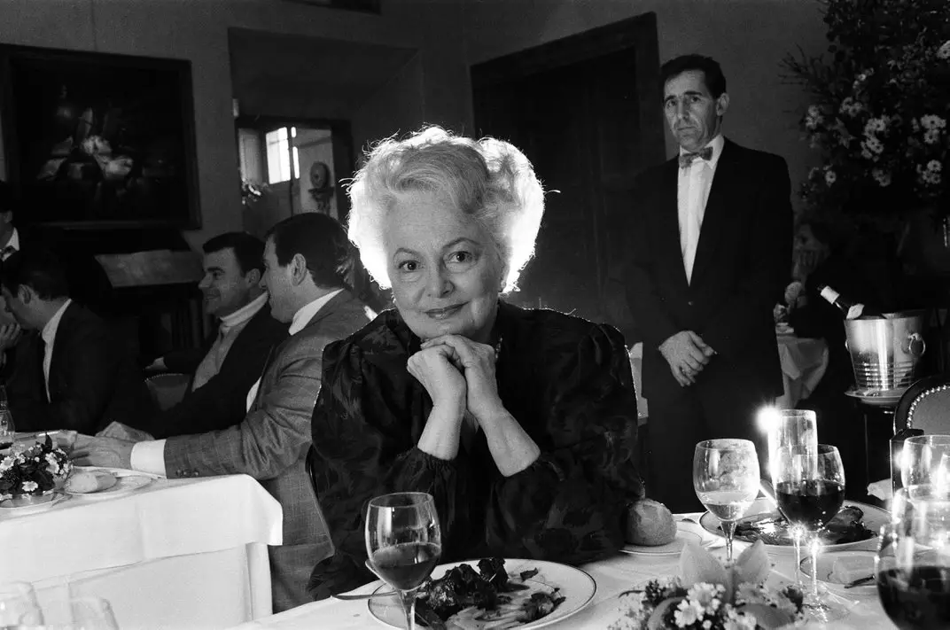 Olivia de Havilland cerca de su casa en París en diciembre de 1987