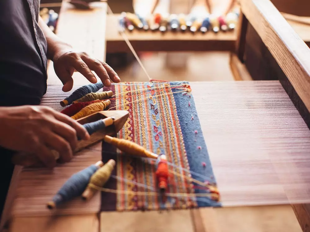 Weaver Zapotec Porfirio Gutiérrez oo ka shaqaynaya istuudiyihiisa. (Sawirka waxaa leh fanaanka)