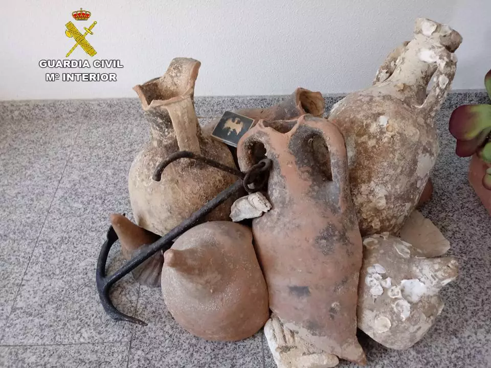 Policía confisca ánforas romanas encontradas escondidas en marisquería española