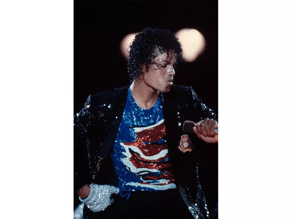 เครื่องแต่งกายของ Michael Jackson แสดงให้เห็นว่าทำไมไม่มีใครสามารถเอาชนะราชาเพลงป๊อปได้เมื่อพูดถึงสไตล์